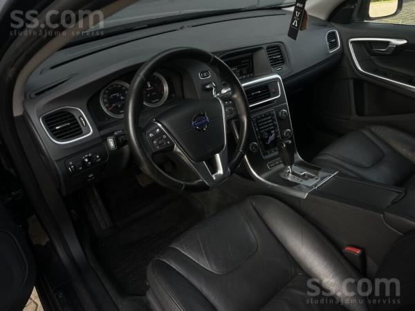 Pelēks Volvo V60 2011 Rīga, ar dzinēja tilpumu 2.00 L un nobraukumu 301 tūkst. km par 5900 €, foto 6 vietnē AUTOMOTO.COM.LV