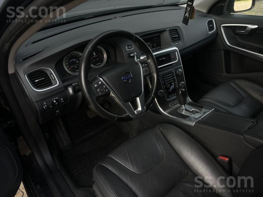 Grey Volvo V60 2011 in Riga, with an engine capacity of 2.00 L and mileage of 301 thousand km for 5900 €, photo 6 on AUTOMOTO.COM.LV