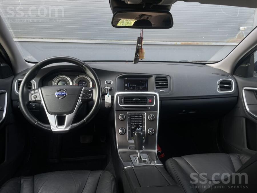 Grey Volvo V60 2011 in Riga, with an engine capacity of 2.00 L and mileage of 301 thousand km for 5900 €, photo 7 on AUTOMOTO.COM.LV