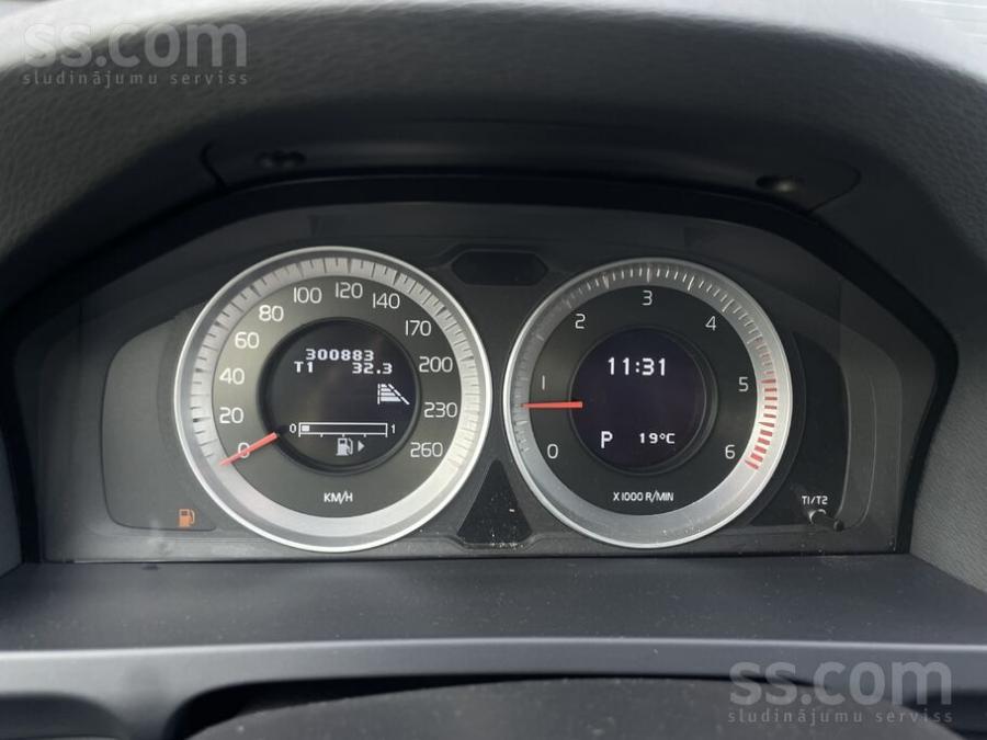 Grey Volvo V60 2011 in Riga, with an engine capacity of 2.00 L and mileage of 301 thousand km for 5900 €, photo 13 on AUTOMOTO.COM.LV