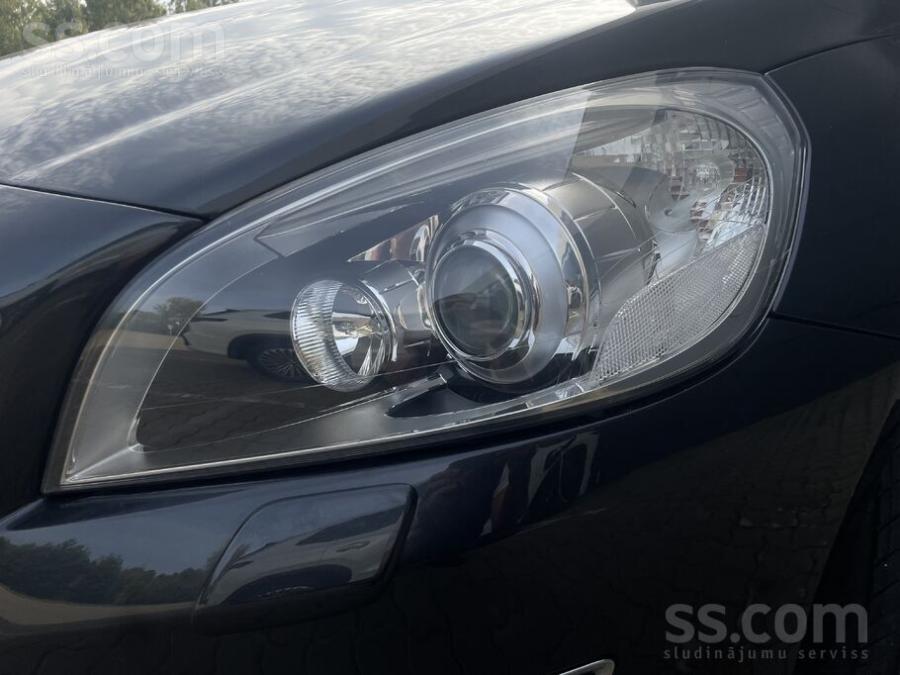 Grey Volvo V60 2011 in Riga, with an engine capacity of 2.00 L and mileage of 301 thousand km for 5900 €, photo 15 on AUTOMOTO.COM.LV