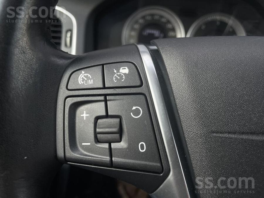 Grey Volvo V60 2011 in Riga, with an engine capacity of 2.00 L and mileage of 301 thousand km for 5900 €, photo 16 on AUTOMOTO.COM.LV