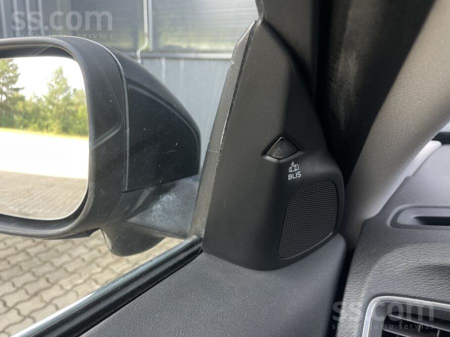 Grey Volvo V60 2011 in Riga, with an engine capacity of 2.00 L and mileage of 301 thousand km for 5900 €, photo 17 on AUTOMOTO.COM.LV