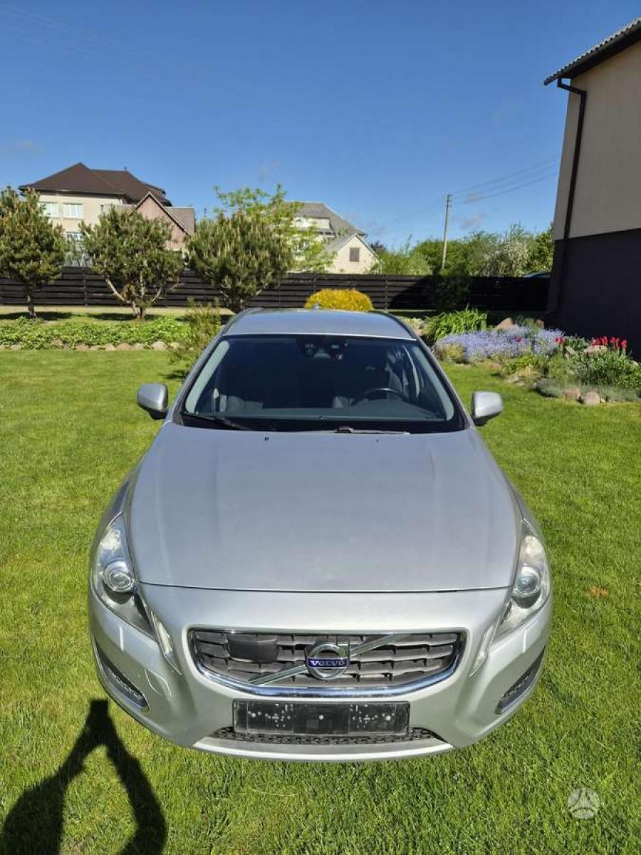 Grey Volvo V60 2011 in Telschi, with an engine capacity of 2.00 L and mileage of 289 thousand km for 4400 €, photo 3 on AUTOMOTO.COM.LV