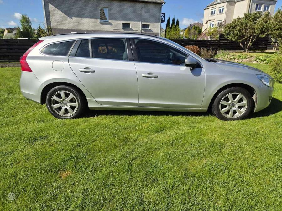 Grey Volvo V60 2011 in Telschi, with an engine capacity of 2.00 L and mileage of 289 thousand km for 4400 €, photo 6 on AUTOMOTO.COM.LV