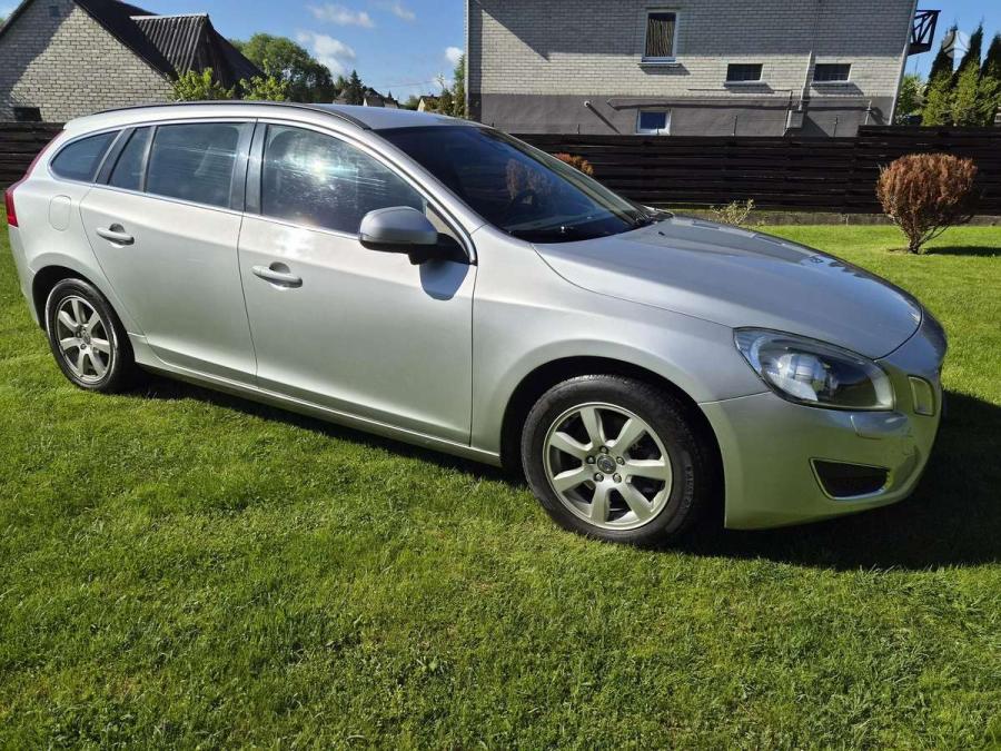 Grey Volvo V60 2011 in Telschi, with an engine capacity of 2.00 L and mileage of 289 thousand km for 4400 €, photo 7 on AUTOMOTO.COM.LV