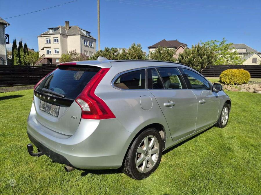 Grey Volvo V60 2011 in Telschi, with an engine capacity of 2.00 L and mileage of 289 thousand km for 4400 €, photo 8 on AUTOMOTO.COM.LV