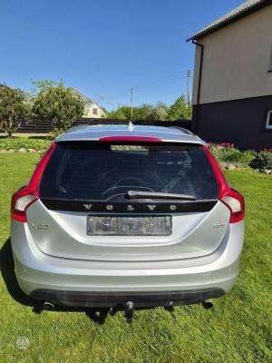 Grey Volvo V60 2011 in Telschi, with an engine capacity of 2.00 L and mileage of 289 thousand km for 4400 €, photo 9 on AUTOMOTO.COM.LV
