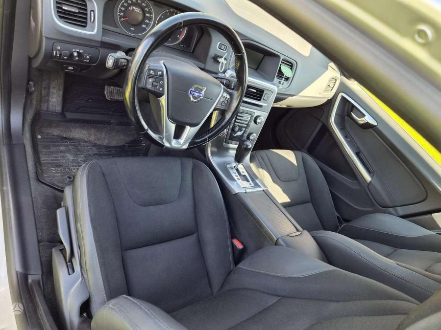 Grey Volvo V60 2011 in Telschi, with an engine capacity of 2.00 L and mileage of 289 thousand km for 4400 €, photo 13 on AUTOMOTO.COM.LV