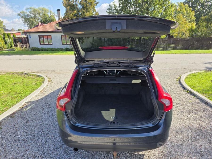 Pelēks Volvo V60 2011 Ventspils, ar dzinēja tilpumu 2.00 L un nobraukumu 375 tūkst. km par 4200 €, foto 17 vietnē AUTOMOTO.COM.LV