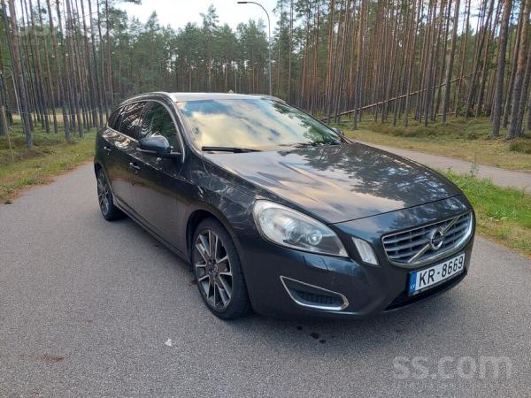 Grey Volvo V60 2011 in Riga, with an engine capacity of 2.00 L and mileage of 300 thousand km for 3850 €, photo 4 on AUTOMOTO.COM.LV