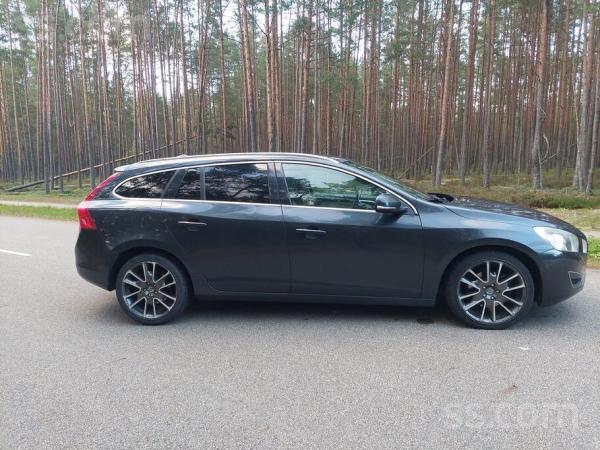 Grey Volvo V60 2011 in Riga, with an engine capacity of 2.00 L and mileage of 300 thousand km for 3850 €, photo 6 on AUTOMOTO.COM.LV