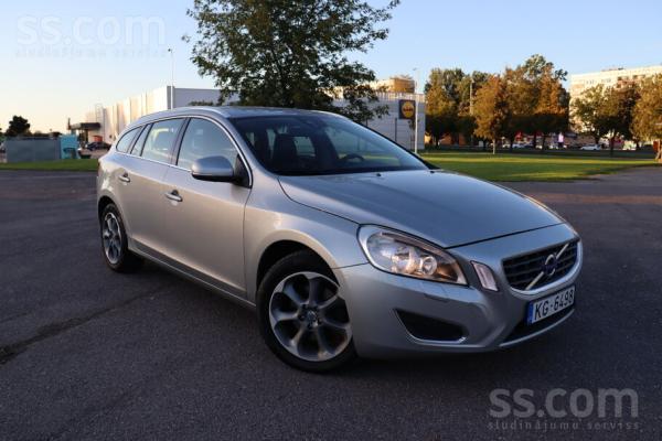 Grey Volvo V60 2011 in Riga, with an engine capacity of 2.00 L and mileage of 0 thousand km for 4490 €, photo 3 on AUTOMOTO.COM.LV
