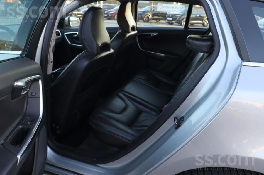 Pelēks Volvo V60 2011 Rīga, ar dzinēja tilpumu 2.00 L un nobraukumu 0 tūkst. km par 4490 €, foto 9 vietnē AUTOMOTO.COM.LV