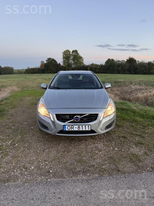 Volvo V60 2011 in Bauska on AUTOMOTO.COM.LV Grey Volvo V60 2011 in Bauska, with an engine capacity of 2.40 L and mileage of 309 thousand km for 4550 €, photo 1 on AUTOMOTO.COM.LV