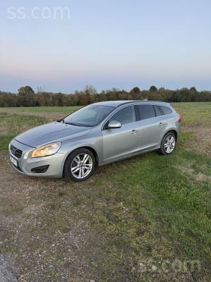 Grey Volvo V60 2011 in Bauska, with an engine capacity of 2.40 L and mileage of 309 thousand km for 4550 €, photo 3 on AUTOMOTO.COM.LV