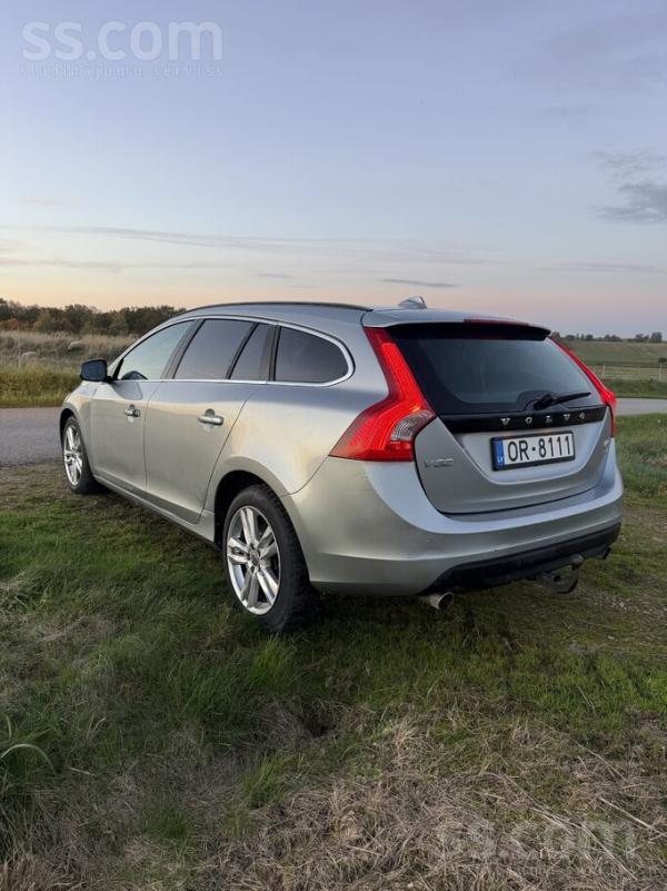 Volvo V60 2011 in Bauska on AUTOMOTO.COM.LV Grey Volvo V60 2011 in Bauska, with an engine capacity of 2.40 L and mileage of 309 thousand km for 4550 €, photo 4 on AUTOMOTO.COM.LV