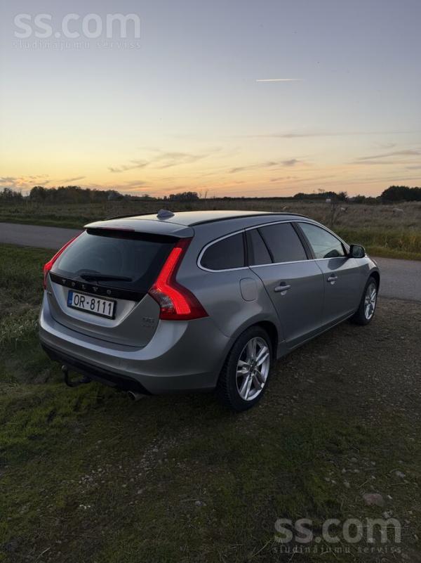Volvo V60 2011 in Bauska on AUTOMOTO.COM.LV Grey Volvo V60 2011 in Bauska, with an engine capacity of 2.40 L and mileage of 309 thousand km for 4550 €, photo 6 on AUTOMOTO.COM.LV