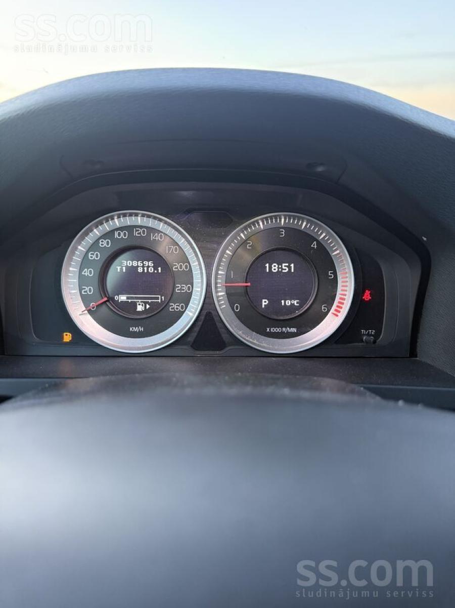 Grey Volvo V60 2011 in Bauska, with an engine capacity of 2.40 L and mileage of 309 thousand km for 4550 €, photo 14 on AUTOMOTO.COM.LV