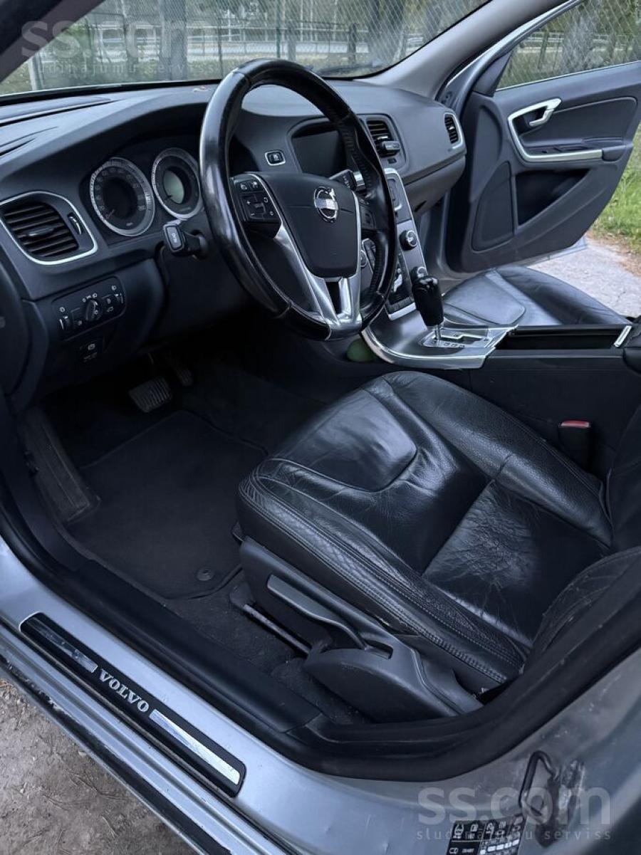 Grey Volvo V60 2011 in Bauska, with an engine capacity of 2.40 L and mileage of 309 thousand km for 4550 €, photo 16 on AUTOMOTO.COM.LV