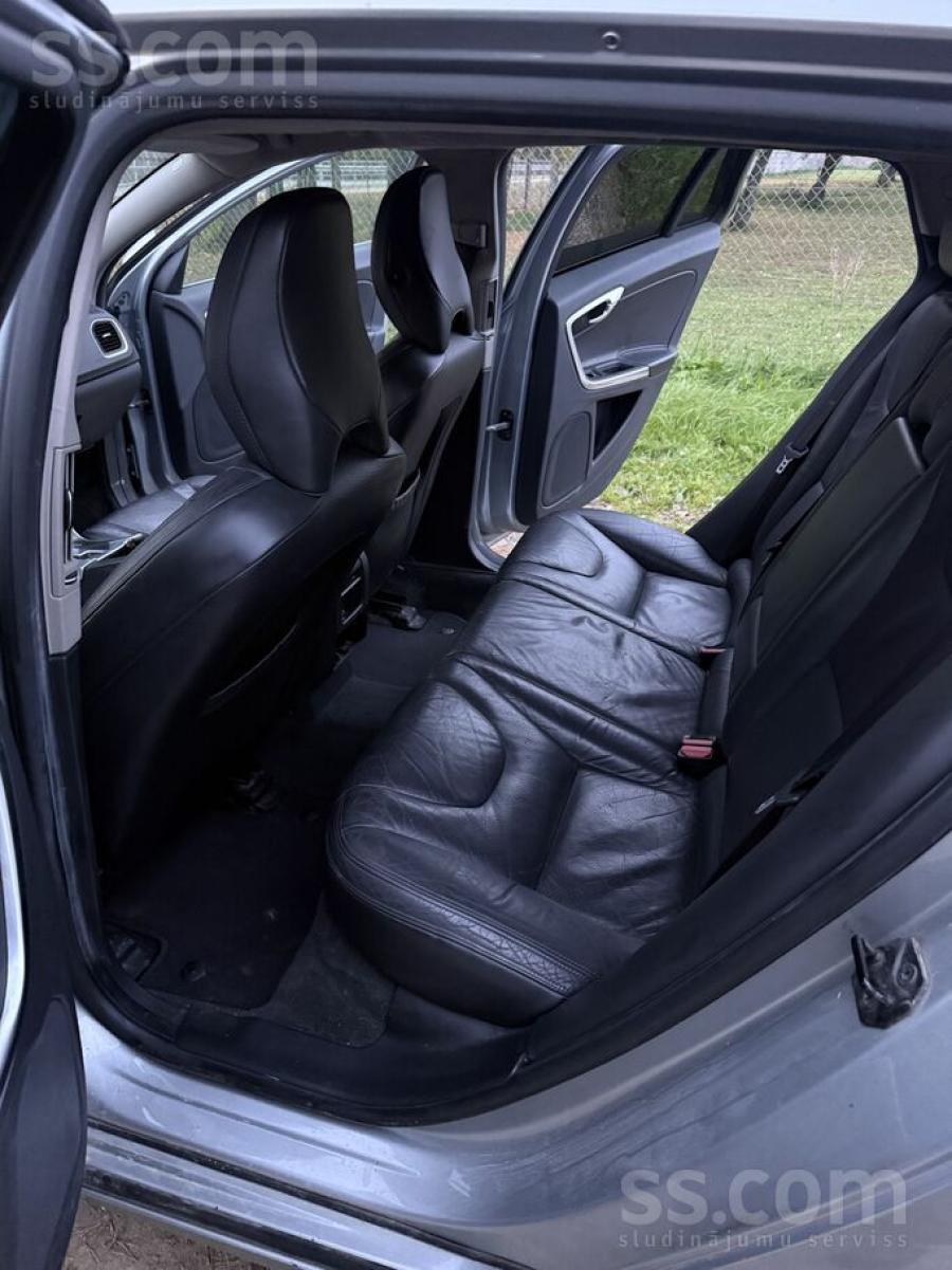 Grey Volvo V60 2011 in Bauska, with an engine capacity of 2.40 L and mileage of 309 thousand km for 4550 €, photo 17 on AUTOMOTO.COM.LV