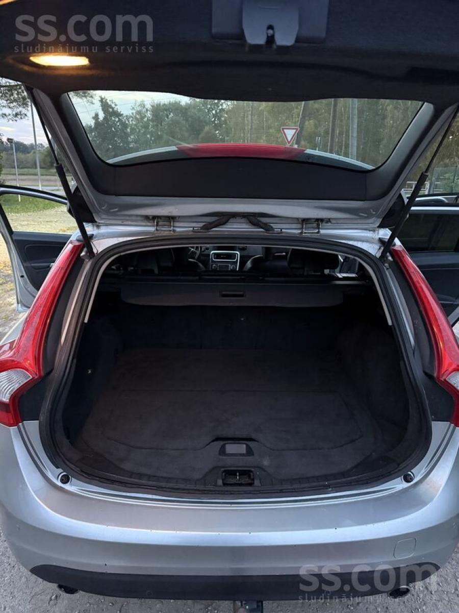 Grey Volvo V60 2011 in Bauska, with an engine capacity of 2.40 L and mileage of 309 thousand km for 4550 €, photo 18 on AUTOMOTO.COM.LV
