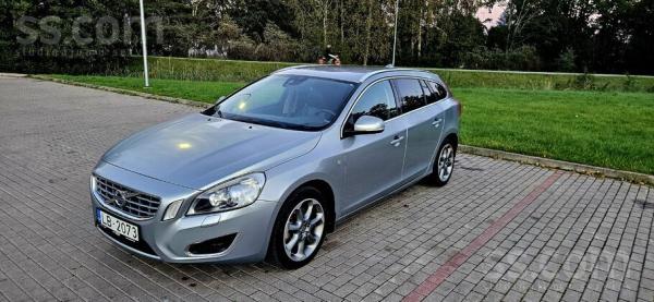 Grey Volvo V60 2011 in Riga, with an engine capacity of 2.00 L and mileage of 240 thousand km for 4950 €, photo 1 on AUTOMOTO.COM.LV