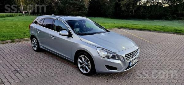 Grey Volvo V60 2011 in Riga, with an engine capacity of 2.00 L and mileage of 240 thousand km for 4950 €, photo 3 on AUTOMOTO.COM.LV