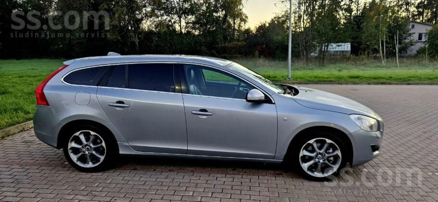 Pelēks Volvo V60 2011 Rīga, ar dzinēja tilpumu 2.00 L un nobraukumu 240 tūkst. km par 4950 €, foto 4 vietnē AUTOMOTO.COM.LV