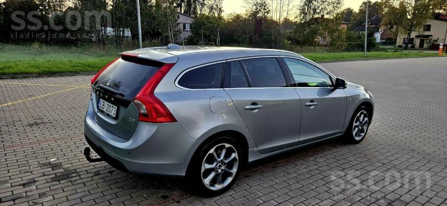 Pelēks Volvo V60 2011 Rīga, ar dzinēja tilpumu 2.00 L un nobraukumu 240 tūkst. km par 4950 €, foto 6 vietnē AUTOMOTO.COM.LV