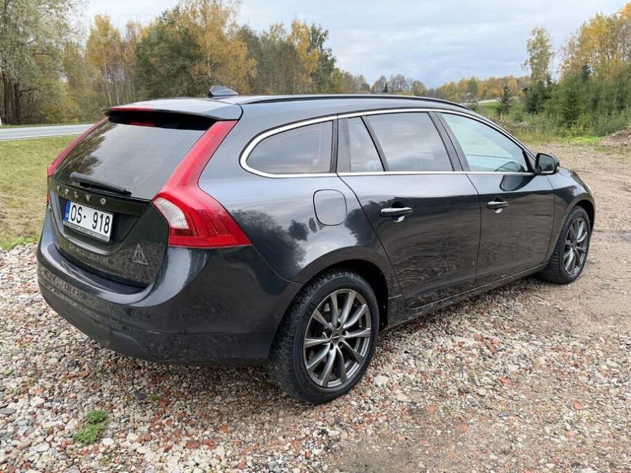 Pelēks Volvo V60 2011 Cēsis, ar dzinēja tilpumu 2.00 L un nobraukumu 0 tūkst. km par 5150 €, foto 5 vietnē AUTOMOTO.COM.LV