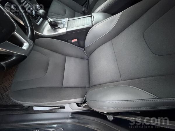 Pelēks Volvo V60 2011 Cēsis, ar dzinēja tilpumu 2.00 L un nobraukumu 0 tūkst. km par 5150 €, foto 9 vietnē AUTOMOTO.COM.LV