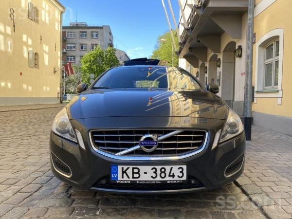 Grey Volvo V60 2012 in Riga, with an engine capacity of 2.00 L and mileage of 323 thousand km for 4950 €, photo 1 on AUTOMOTO.COM.LV
