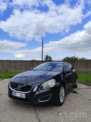 Pelēks Volvo V60 2012 Rīga, ar dzinēja tilpumu 2.00 L un nobraukumu 260 tūkst. km par 7990 €, foto 1 vietnē AUTOMOTO.COM.LV