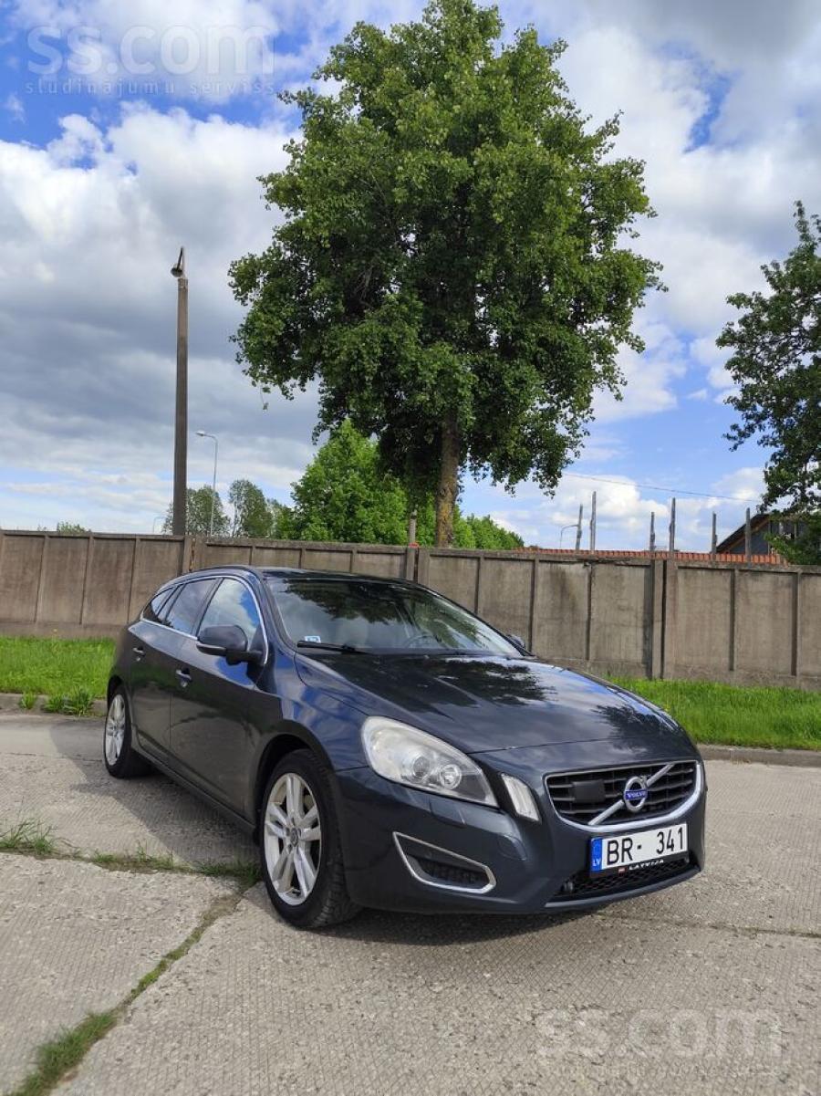 Pelēks Volvo V60 2012 Rīga, ar dzinēja tilpumu 2.00 L un nobraukumu 260 tūkst. km par 7990 €, foto 2 vietnē AUTOMOTO.COM.LV