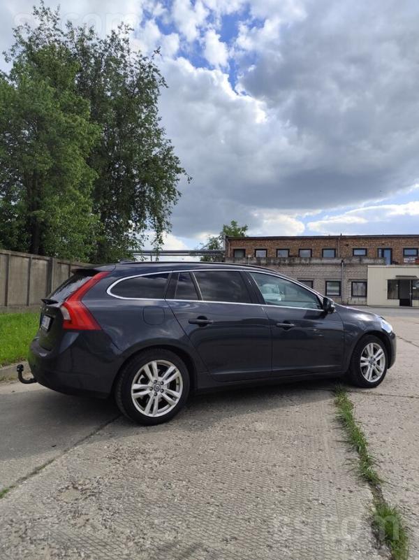 Pelēks Volvo V60 2012 Rīga, ar dzinēja tilpumu 2.00 L un nobraukumu 260 tūkst. km par 7990 €, foto 3 vietnē AUTOMOTO.COM.LV