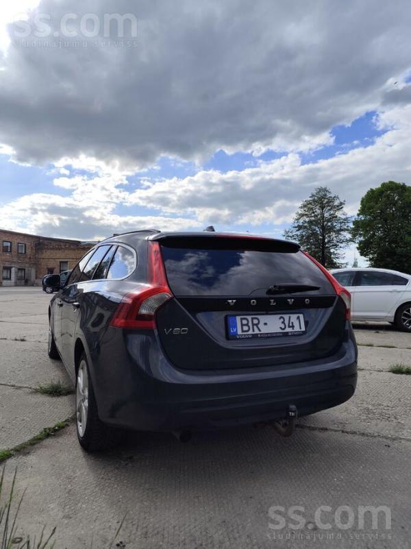 Pelēks Volvo V60 2012 Rīga, ar dzinēja tilpumu 2.00 L un nobraukumu 260 tūkst. km par 7990 €, foto 4 vietnē AUTOMOTO.COM.LV