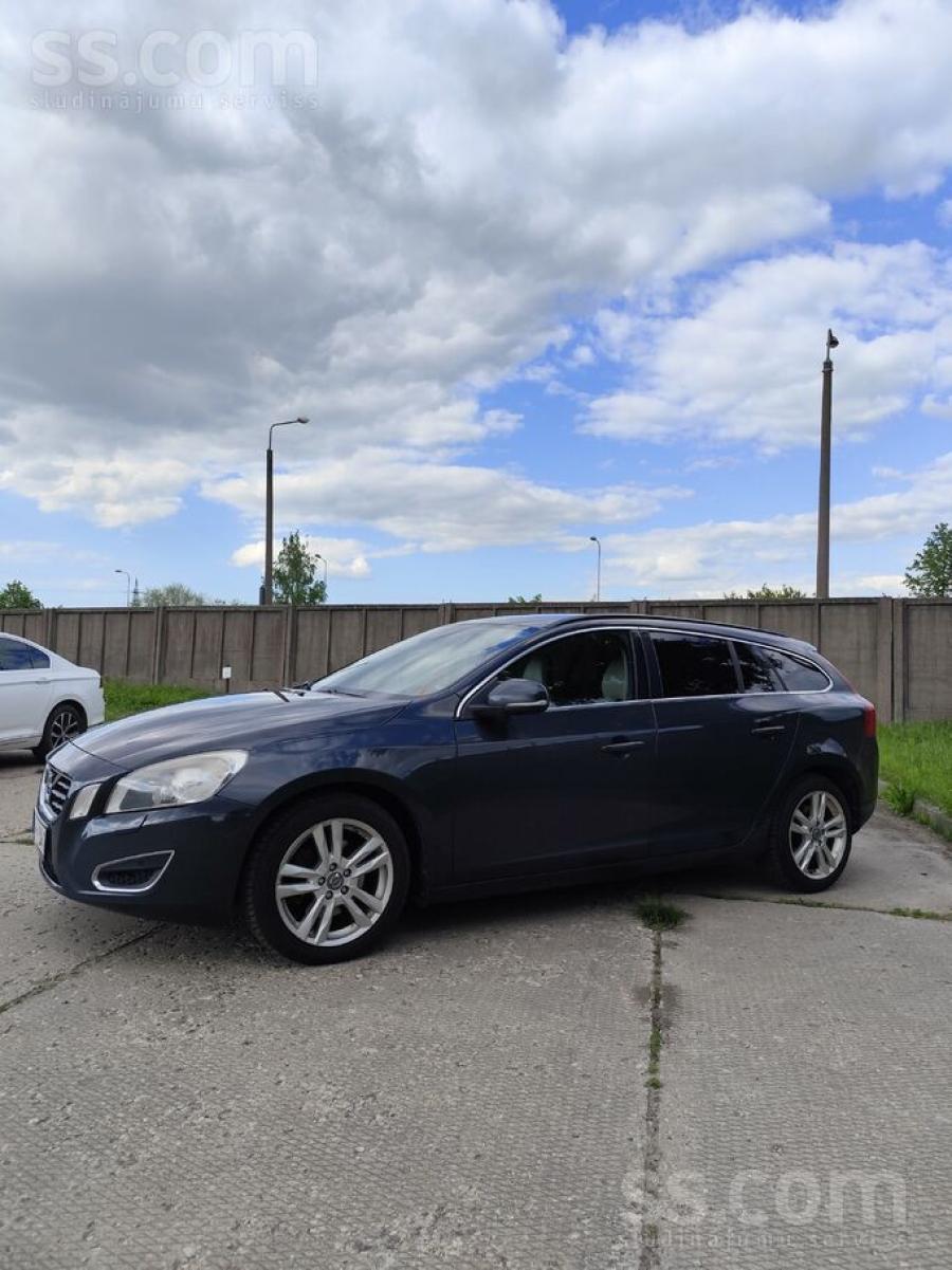 Pelēks Volvo V60 2012 Rīga, ar dzinēja tilpumu 2.00 L un nobraukumu 260 tūkst. km par 7990 €, foto 5 vietnē AUTOMOTO.COM.LV