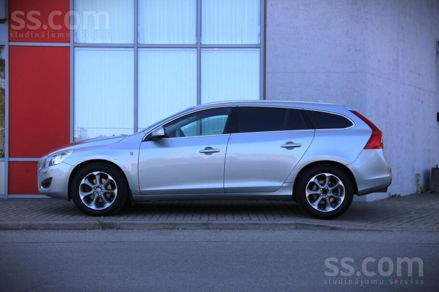 Pelēks Volvo V60 2012 Rīga, ar dzinēja tilpumu 2.00 L un nobraukumu 0 tūkst. km par 4995 €, foto 2 vietnē AUTOMOTO.COM.LV