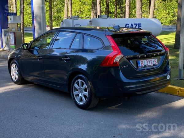 Pelēks Volvo V60 2012 Rīga, ar dzinēja tilpumu 1.60 L un nobraukumu 0 tūkst. km par 5390 €, foto 3 vietnē AUTOMOTO.COM.LV