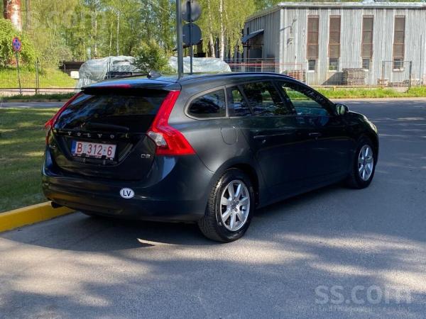 Pelēks Volvo V60 2012 Rīga, ar dzinēja tilpumu 1.60 L un nobraukumu 0 tūkst. km par 5390 €, foto 5 vietnē AUTOMOTO.COM.LV