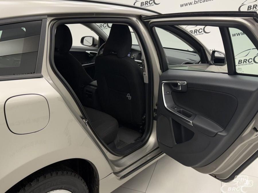 Grey Volvo V60 2012 in Avizieniai, with an engine capacity of 1.60 L and mileage of 296 thousand km for 4900 €, photo 12 on AUTOMOTO.COM.LV