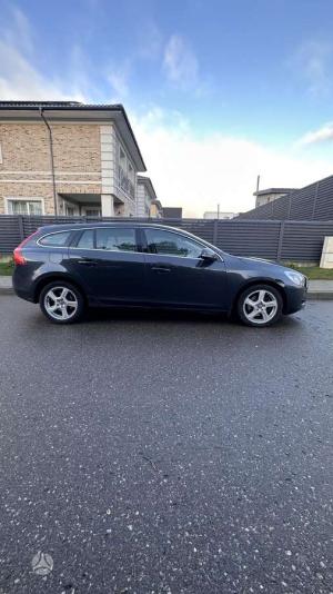Pelēks Volvo V60 2012 Viļņa, ar dzinēja tilpumu 1.98 L un nobraukumu 342 tūkst. km par 5300 €, foto  vietnē AUTOMOTO.COM.LV