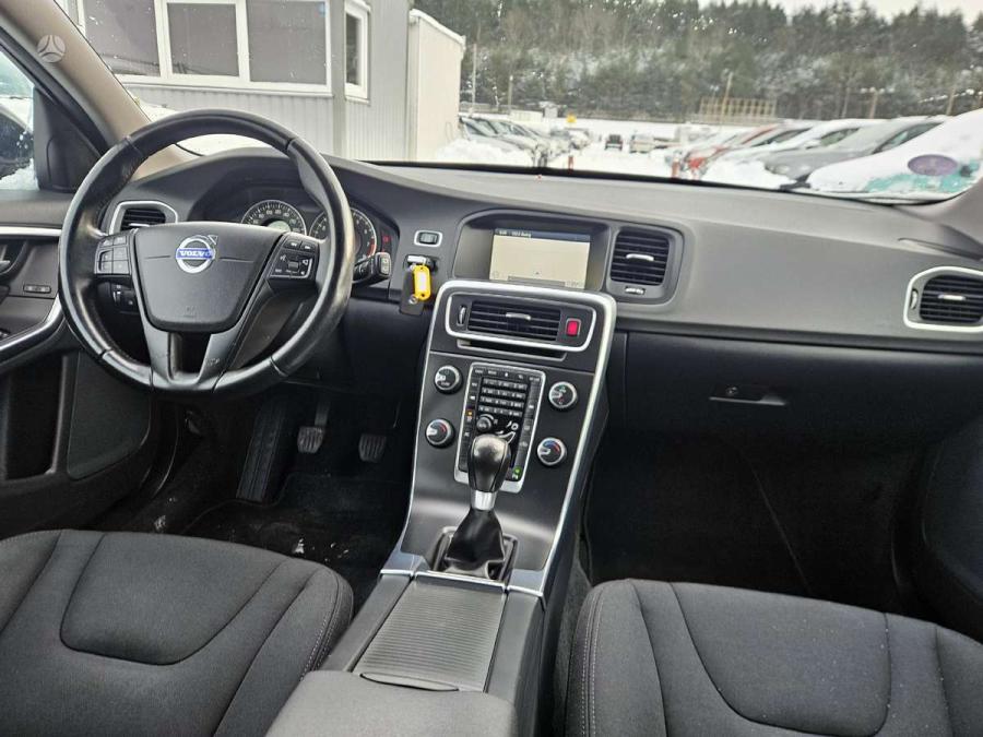 Grey Volvo V60 2012 in Vilnius, with an engine capacity of 1.60 L and mileage of 264 thousand km for 4800 €, photo 8 on AUTOMOTO.COM.LV