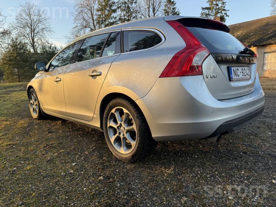 Pelēks Volvo V60 2012 Tukums, ar dzinēja tilpumu 2.00 L un nobraukumu 295 tūkst. km par 5400 €, foto 2 vietnē AUTOMOTO.COM.LV