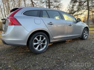 Pelēks Volvo V60 2012 Tukums, ar dzinēja tilpumu 2.00 L un nobraukumu 295 tūkst. km par 5400 €, foto 4 vietnē AUTOMOTO.COM.LV