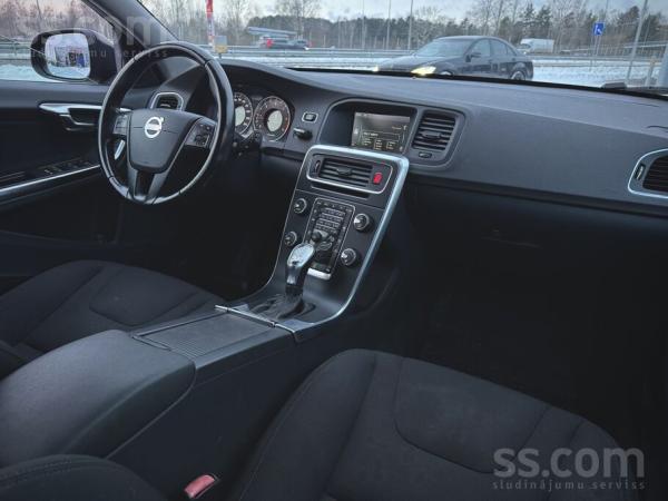 Pelēks Volvo V60 2012 Rīga, ar dzinēja tilpumu 2.00 L un nobraukumu 282 tūkst. km par 5500 €, foto 8 vietnē AUTOMOTO.COM.LV