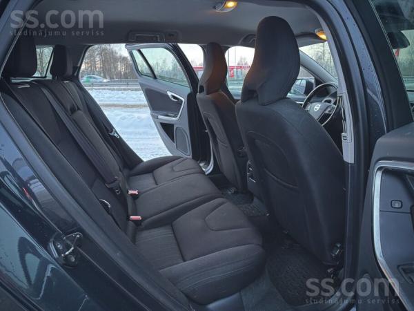 Pelēks Volvo V60 2012 Rīga, ar dzinēja tilpumu 2.00 L un nobraukumu 282 tūkst. km par 5500 €, foto 10 vietnē AUTOMOTO.COM.LV