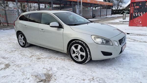 Pelēks Volvo V60 2012 Ogre, ar dzinēja tilpumu 2.00 L un nobraukumu 272 tūkst. km par 5950 €, foto 1 vietnē AUTOMOTO.COM.LV