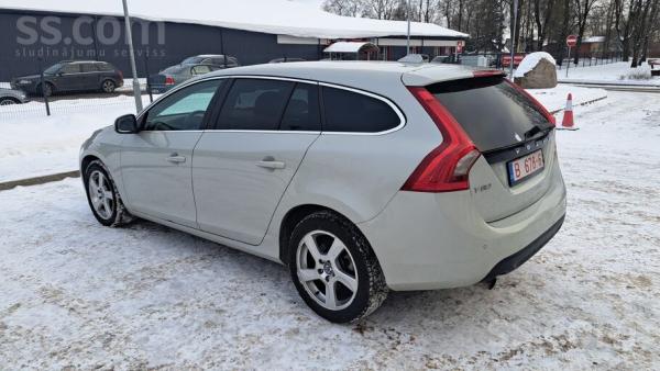 Pelēks Volvo V60 2012 Ogre, ar dzinēja tilpumu 2.00 L un nobraukumu 272 tūkst. km par 5950 €, foto 2 vietnē AUTOMOTO.COM.LV